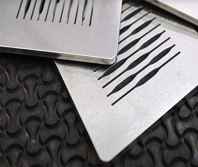 Blech entgraten und schleifen lassen | RS-Metall