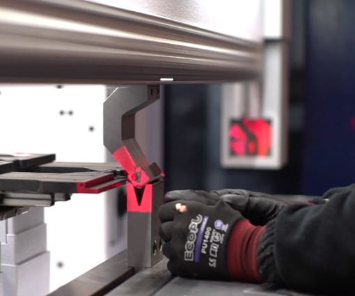 Blech entgraten und schleifen lassen | RS-Metall